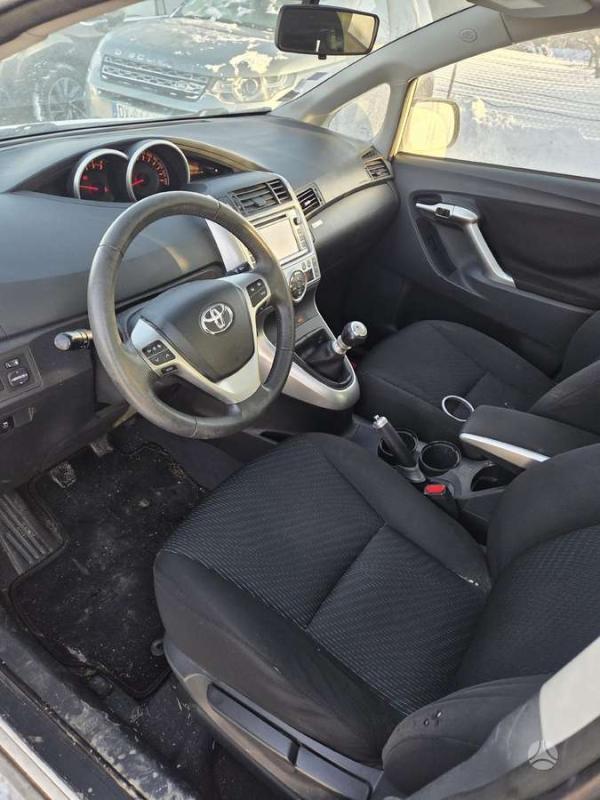 Balts Toyota Verso 2012 Tauragė, ar dzinēja tilpumu 2.00 L un nobraukumu 280 tūkst. km par 2350 €, foto 8 vietnē AUTOMOTO.COM.LV
