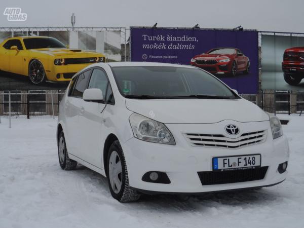 White Toyota Verso 2012 in Klaipeda, with an engine capacity of 2.00 L and mileage of 183 thousand km for 5500 €, photo 3 on AUTOMOTO.COM.LV