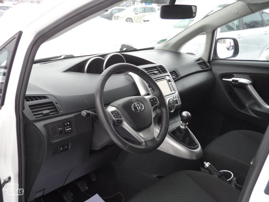 Balts Toyota Verso 2012 Klaipėda, ar dzinēja tilpumu 2.00 L un nobraukumu 183 tūkst. km par 5500 €, foto 4 vietnē AUTOMOTO.COM.LV