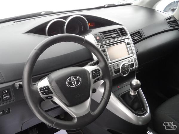 White Toyota Verso 2012 in Klaipeda, with an engine capacity of 2.00 L and mileage of 183 thousand km for 5500 €, photo 5 on AUTOMOTO.COM.LV
