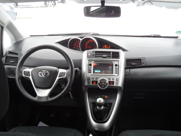 White Toyota Verso 2012 in Klaipeda, with an engine capacity of 2.00 L and mileage of 183 thousand km for 5500 €, photo 9 on AUTOMOTO.COM.LV
