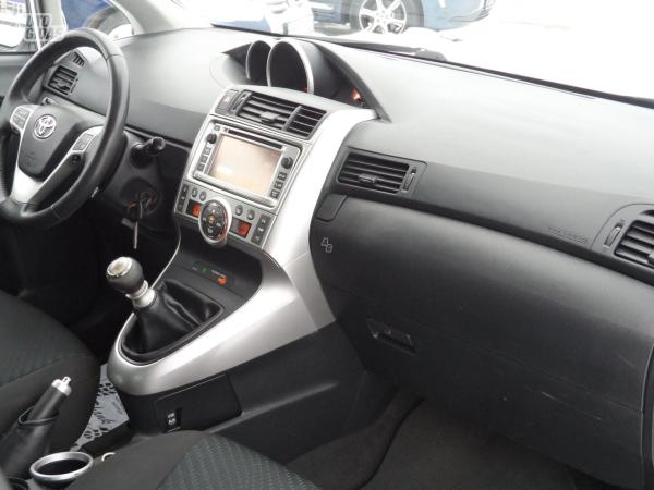 White Toyota Verso 2012 in Klaipeda, with an engine capacity of 2.00 L and mileage of 183 thousand km for 5500 €, photo 10 on AUTOMOTO.COM.LV