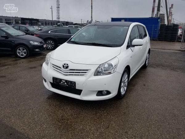 Balts Toyota Verso 2012 Kauņa, ar dzinēja tilpumu 2.00 L un nobraukumu 220 tūkst. km par 3999 €, foto 1 vietnē AUTOMOTO.COM.LV