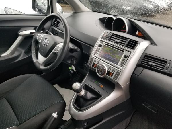 Balts Toyota Verso 2012 Kauņa, ar dzinēja tilpumu 2.00 L un nobraukumu 220 tūkst. km par 3999 €, foto 10 vietnē AUTOMOTO.COM.LV