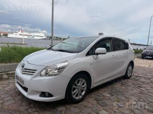 Balts Toyota Verso 2012 Rīga, ar dzinēja tilpumu 2.00 L un nobraukumu 240 tūkst. km par 4650 €, foto  vietnē AUTOMOTO.COM.LV