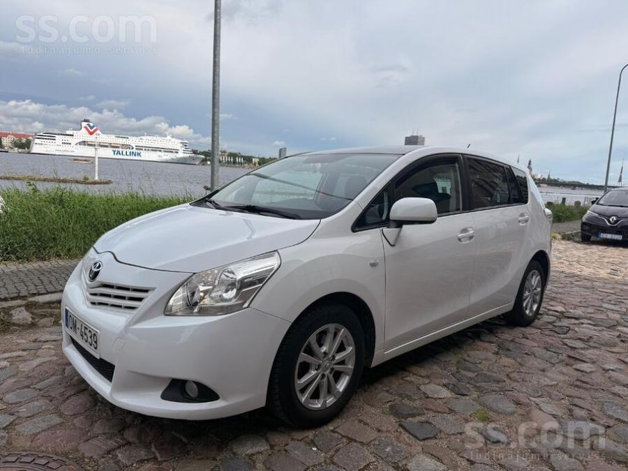 Balts Toyota Verso 2012 Rīga, ar dzinēja tilpumu 2.00 L un nobraukumu 240 tūkst. km par 4650 €, foto 1 vietnē AUTOMOTO.COM.LV
