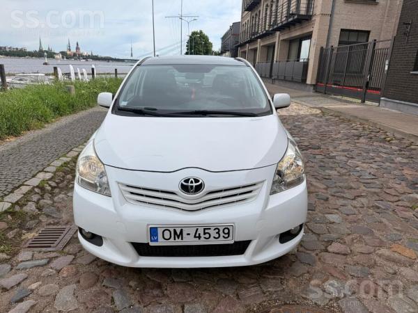Balts Toyota Verso 2012 Rīga, ar dzinēja tilpumu 2.00 L un nobraukumu 240 tūkst. km par 4650 €, foto 2 vietnē AUTOMOTO.COM.LV