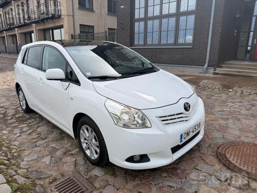 Balts Toyota Verso 2012 Rīga, ar dzinēja tilpumu 2.00 L un nobraukumu 240 tūkst. km par 4650 €, foto 5 vietnē AUTOMOTO.COM.LV