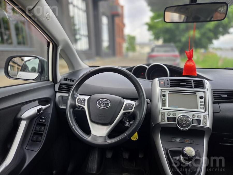Balts Toyota Verso 2012 Rīga, ar dzinēja tilpumu 2.00 L un nobraukumu 240 tūkst. km par 4650 €, foto 12 vietnē AUTOMOTO.COM.LV
