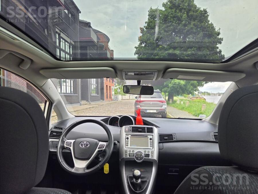 Balts Toyota Verso 2012 Rīga, ar dzinēja tilpumu 2.00 L un nobraukumu 240 tūkst. km par 4650 €, foto 20 vietnē AUTOMOTO.COM.LV