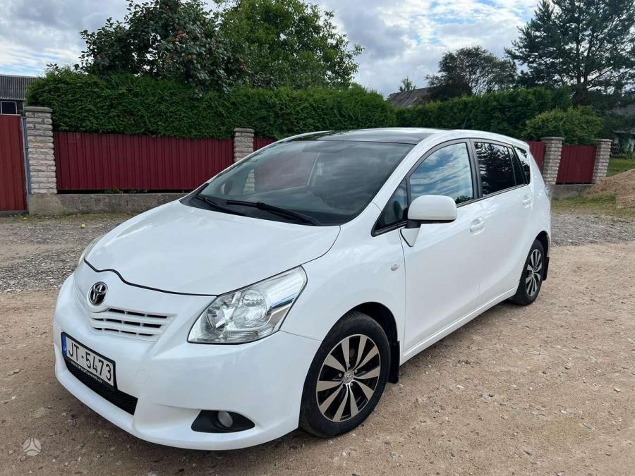 Balts Toyota Verso 2012 Viļņa, ar dzinēja tilpumu 2.00 L un nobraukumu 300 tūkst. km par 4900 €, foto 3 vietnē AUTOMOTO.COM.LV
