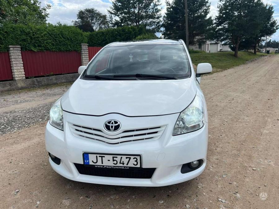 Balts Toyota Verso 2012 Viļņa, ar dzinēja tilpumu 2.00 L un nobraukumu 300 tūkst. km par 4900 €, foto 4 vietnē AUTOMOTO.COM.LV