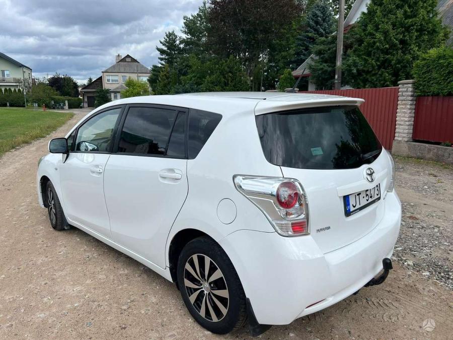Balts Toyota Verso 2012 Viļņa, ar dzinēja tilpumu 2.00 L un nobraukumu 300 tūkst. km par 4900 €, foto 5 vietnē AUTOMOTO.COM.LV