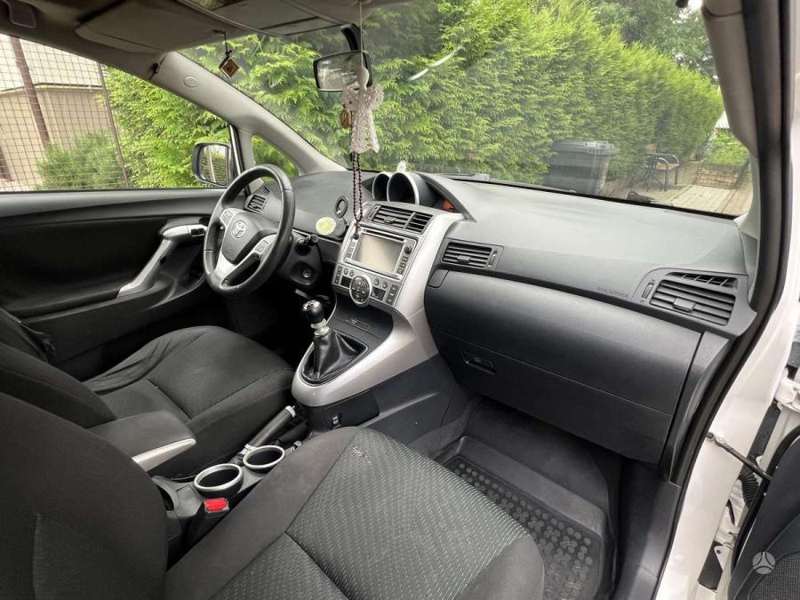 Balts Toyota Verso 2012 Viļņa, ar dzinēja tilpumu 2.00 L un nobraukumu 300 tūkst. km par 4900 €, foto 7 vietnē AUTOMOTO.COM.LV