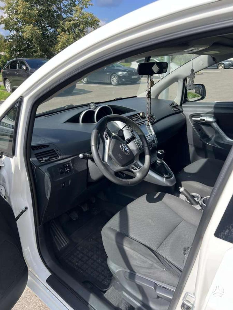 Balts Toyota Verso 2012 Viļņa, ar dzinēja tilpumu 2.00 L un nobraukumu 300 tūkst. km par 4900 €, foto 13 vietnē AUTOMOTO.COM.LV