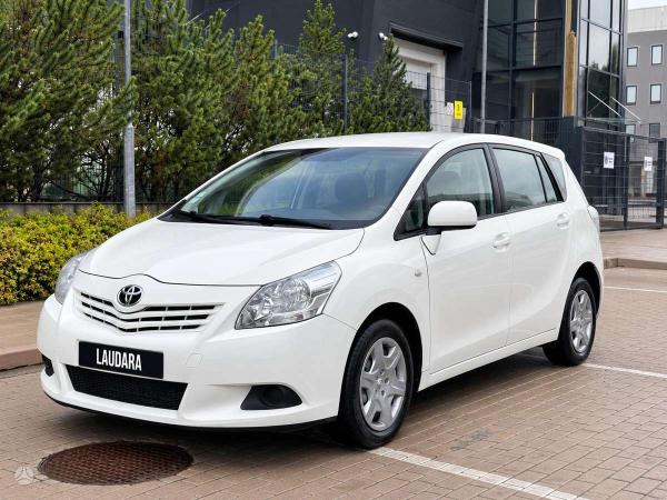 Balts Toyota Verso 2012 Viļņa, ar dzinēja tilpumu 2.00 L un nobraukumu 269 tūkst. km par 3400 €, foto 1 vietnē AUTOMOTO.COM.LV