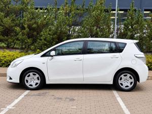 White Toyota Verso 2012 in Vilnius, with an engine capacity of 2.00 L and mileage of 269 thousand km for 3400 €, photo 3 on AUTOMOTO.COM.LV