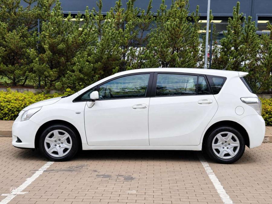 White Toyota Verso 2012 in Vilnius, with an engine capacity of 2.00 L and mileage of 269 thousand km for 3400 €, photo 3 on AUTOMOTO.COM.LV