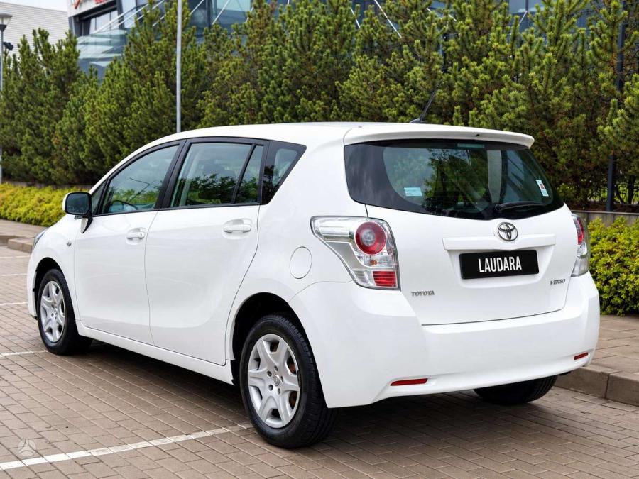White Toyota Verso 2012 in Vilnius, with an engine capacity of 2.00 L and mileage of 269 thousand km for 3400 €, photo 4 on AUTOMOTO.COM.LV