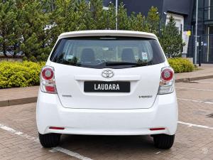 White Toyota Verso 2012 in Vilnius, with an engine capacity of 2.00 L and mileage of 269 thousand km for 3400 €, photo 5 on AUTOMOTO.COM.LV