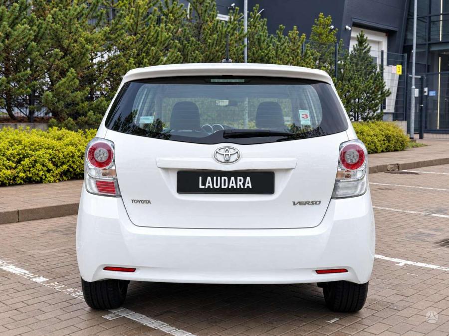White Toyota Verso 2012 in Vilnius, with an engine capacity of 2.00 L and mileage of 269 thousand km for 3400 €, photo 5 on AUTOMOTO.COM.LV