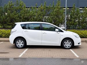 White Toyota Verso 2012 in Vilnius, with an engine capacity of 2.00 L and mileage of 269 thousand km for 3400 €, photo 8 on AUTOMOTO.COM.LV