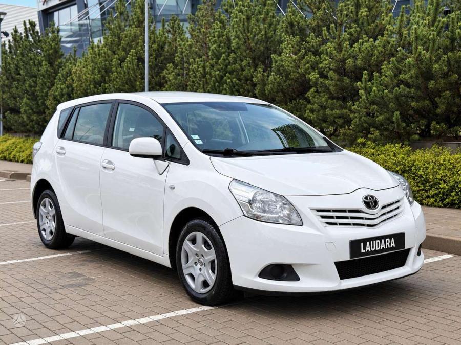 White Toyota Verso 2012 in Vilnius, with an engine capacity of 2.00 L and mileage of 269 thousand km for 3400 €, photo 9 on AUTOMOTO.COM.LV
