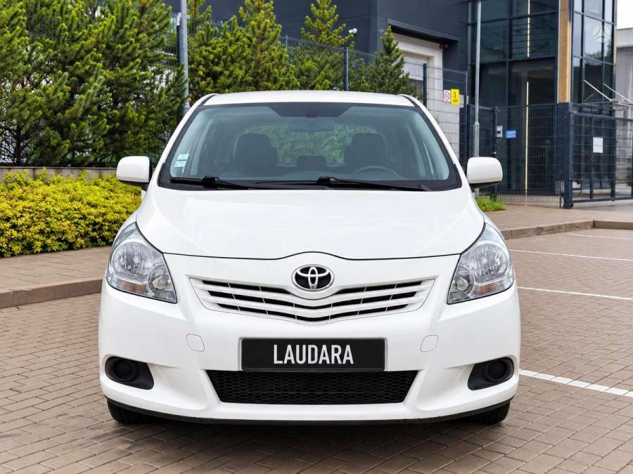 White Toyota Verso 2012 in Vilnius, with an engine capacity of 2.00 L and mileage of 269 thousand km for 3400 €, photo 10 on AUTOMOTO.COM.LV