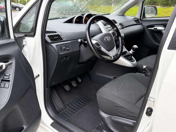 Balts Toyota Verso 2012 Viļņa, ar dzinēja tilpumu 2.00 L un nobraukumu 269 tūkst. km par 3400 €, foto 11 vietnē AUTOMOTO.COM.LV
