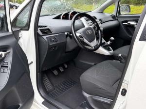 White Toyota Verso 2012 in Vilnius, with an engine capacity of 2.00 L and mileage of 269 thousand km for 3400 €, photo 11 on AUTOMOTO.COM.LV