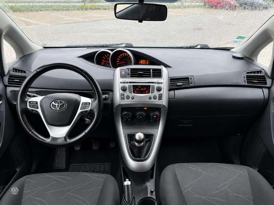 White Toyota Verso 2012 in Vilnius, with an engine capacity of 2.00 L and mileage of 269 thousand km for 3400 €, photo 12 on AUTOMOTO.COM.LV