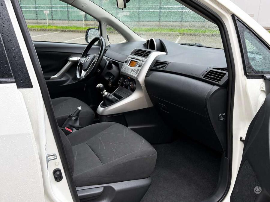 White Toyota Verso 2012 in Vilnius, with an engine capacity of 2.00 L and mileage of 269 thousand km for 3400 €, photo 13 on AUTOMOTO.COM.LV