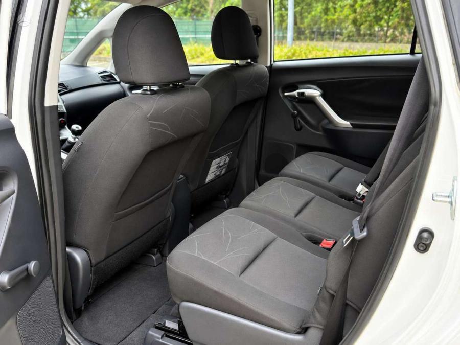 White Toyota Verso 2012 in Vilnius, with an engine capacity of 2.00 L and mileage of 269 thousand km for 3400 €, photo 15 on AUTOMOTO.COM.LV