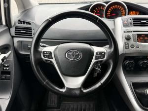 White Toyota Verso 2012 in Vilnius, with an engine capacity of 2.00 L and mileage of 269 thousand km for 3400 €, photo 16 on AUTOMOTO.COM.LV
