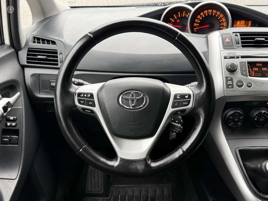 White Toyota Verso 2012 in Vilnius, with an engine capacity of 2.00 L and mileage of 269 thousand km for 3400 €, photo 16 on AUTOMOTO.COM.LV