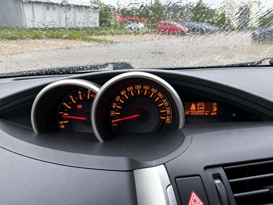 White Toyota Verso 2012 in Vilnius, with an engine capacity of 2.00 L and mileage of 269 thousand km for 3400 €, photo 18 on AUTOMOTO.COM.LV