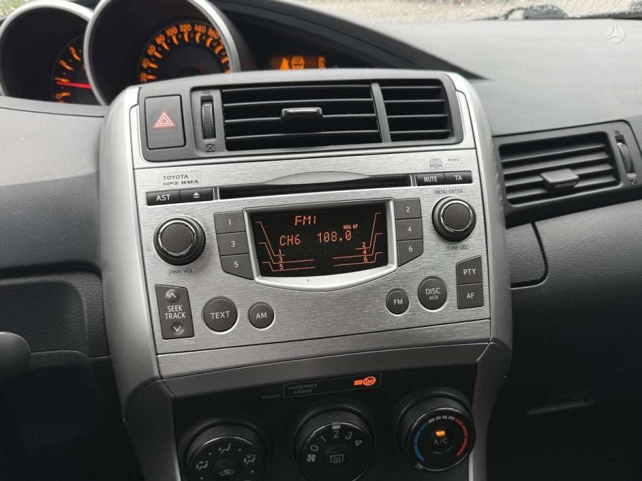 White Toyota Verso 2012 in Vilnius, with an engine capacity of 2.00 L and mileage of 269 thousand km for 3400 €, photo 19 on AUTOMOTO.COM.LV