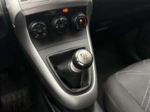 White Toyota Verso 2012 in Vilnius, with an engine capacity of 2.00 L and mileage of 269 thousand km for 3400 €, photo 21 on AUTOMOTO.COM.LV