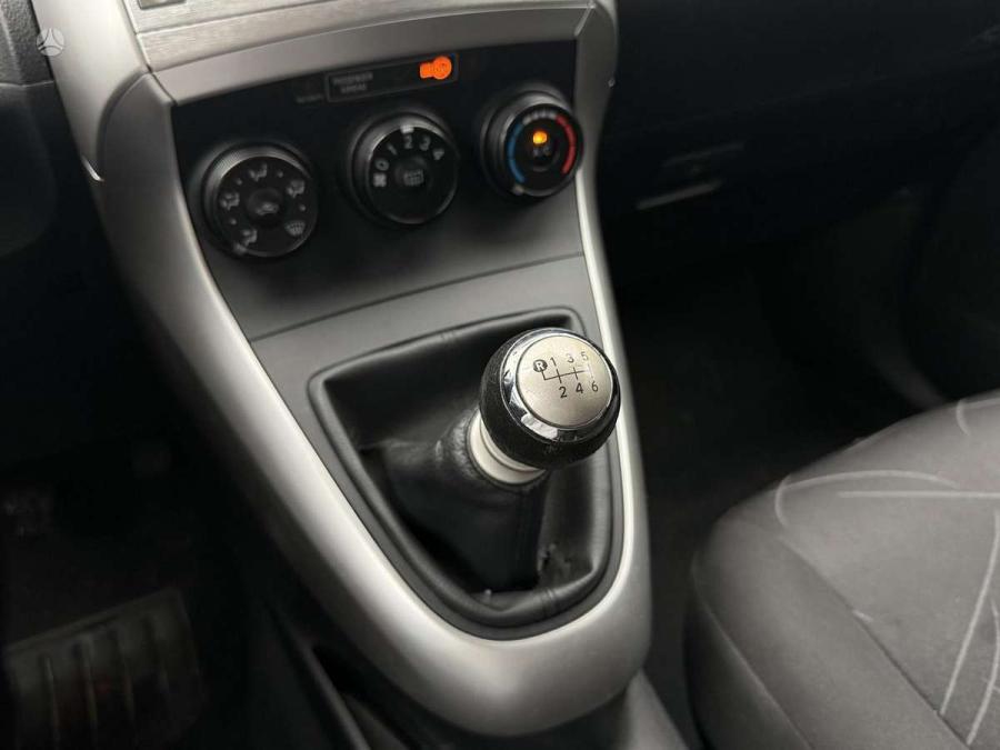 White Toyota Verso 2012 in Vilnius, with an engine capacity of 2.00 L and mileage of 269 thousand km for 3400 €, photo 21 on AUTOMOTO.COM.LV