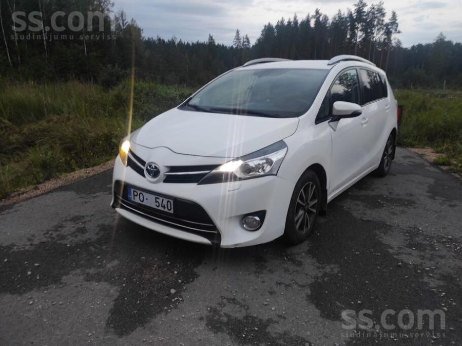 White Toyota Verso 2013 in Riga, with an engine capacity of 2.00 L and mileage of 376 thousand km for 4950 €, photo 1 on AUTOMOTO.COM.LV
