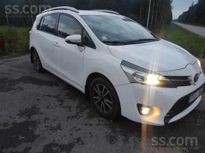 White Toyota Verso 2013 in Riga, with an engine capacity of 2.00 L and mileage of 376 thousand km for 4950 €, photo 2 on AUTOMOTO.COM.LV