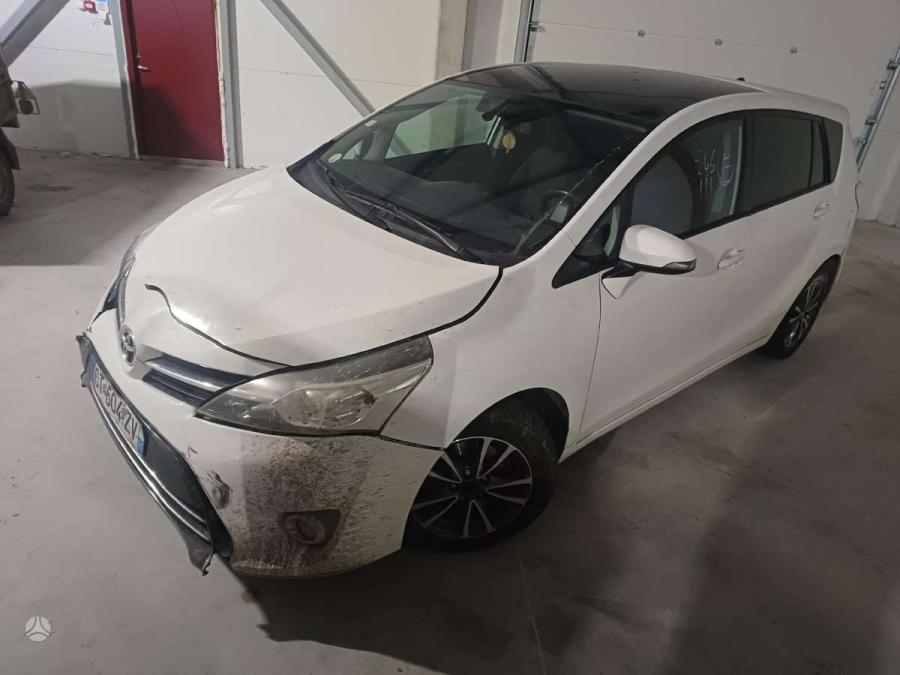 White Toyota Verso 2013 in Panevezys, with an engine capacity of 2.00 L and mileage of 213 thousand km for 3550 €, photo 1 on AUTOMOTO.COM.LV
