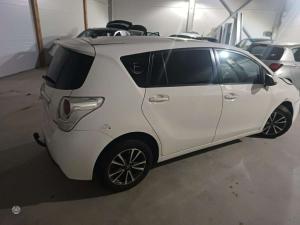 White Toyota Verso 2013 in Panevezys, with an engine capacity of 2.00 L and mileage of 213 thousand km for 3550 €, photo 2 on AUTOMOTO.COM.LV