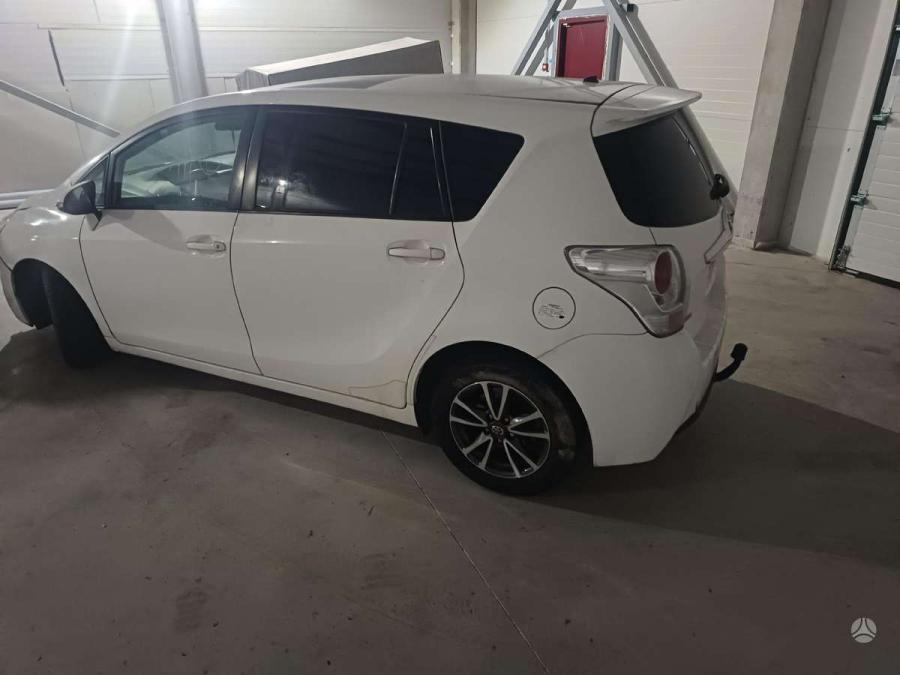 White Toyota Verso 2013 in Panevezys, with an engine capacity of 2.00 L and mileage of 213 thousand km for 3550 €, photo 3 on AUTOMOTO.COM.LV