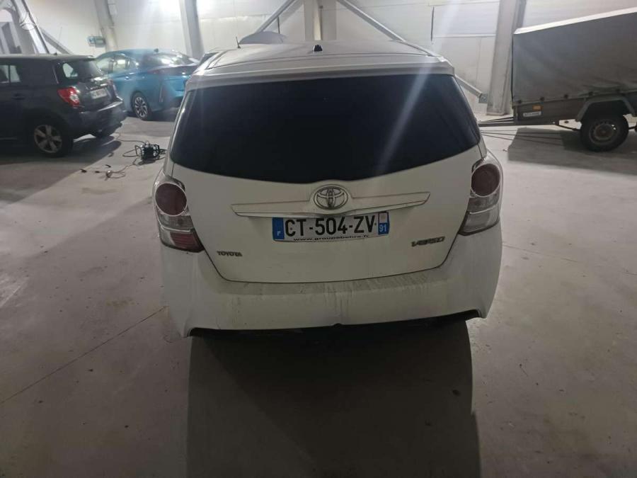 White Toyota Verso 2013 in Panevezys, with an engine capacity of 2.00 L and mileage of 213 thousand km for 3550 €, photo 4 on AUTOMOTO.COM.LV