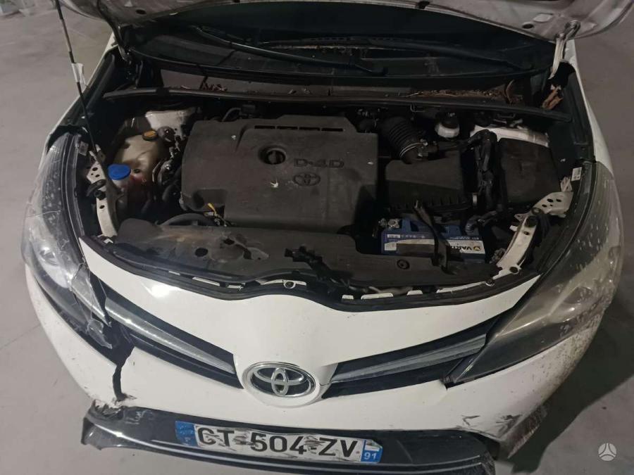 White Toyota Verso 2013 in Panevezys, with an engine capacity of 2.00 L and mileage of 213 thousand km for 3550 €, photo 5 on AUTOMOTO.COM.LV