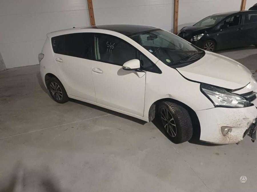 White Toyota Verso 2013 in Panevezys, with an engine capacity of 2.00 L and mileage of 213 thousand km for 3550 €, photo 6 on AUTOMOTO.COM.LV