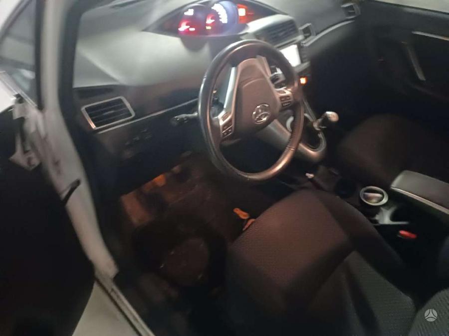 White Toyota Verso 2013 in Panevezys, with an engine capacity of 2.00 L and mileage of 213 thousand km for 3550 €, photo 8 on AUTOMOTO.COM.LV