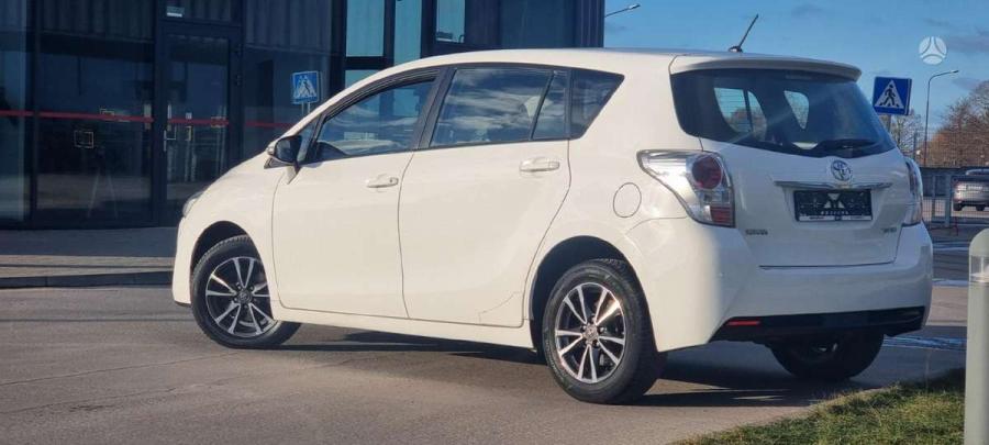 Balts Toyota Verso 2013 Šauļi, ar dzinēja tilpumu 2.00 L un nobraukumu 177 tūkst. km par 6200 €, foto 5 vietnē AUTOMOTO.COM.LV