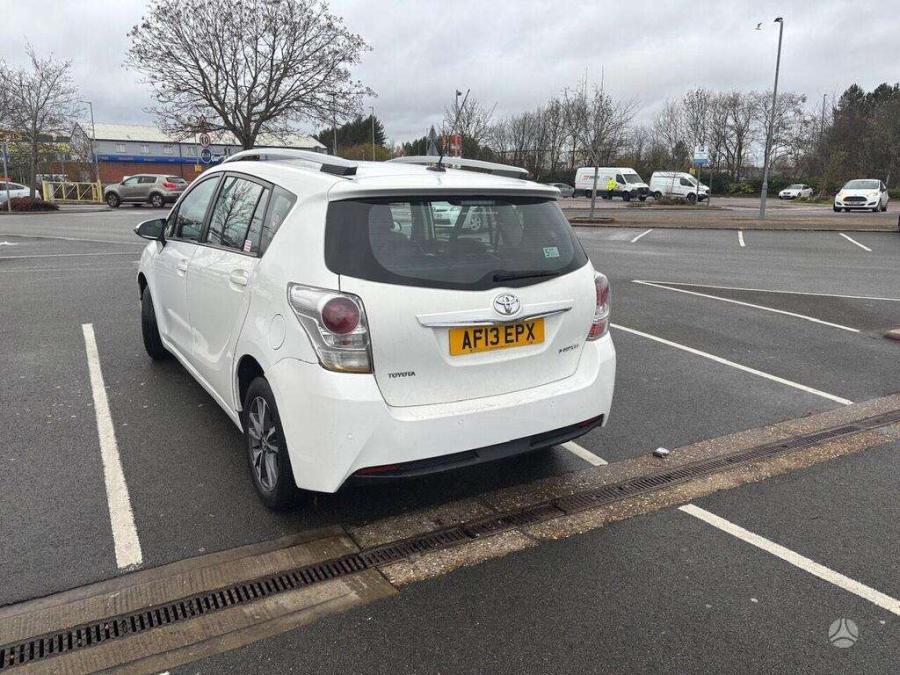 White Toyota Verso 2013 in Siauliai, with an engine capacity of 2.00 L and mileage of 200 thousand km for 2299 €, photo 3 on AUTOMOTO.COM.LV
